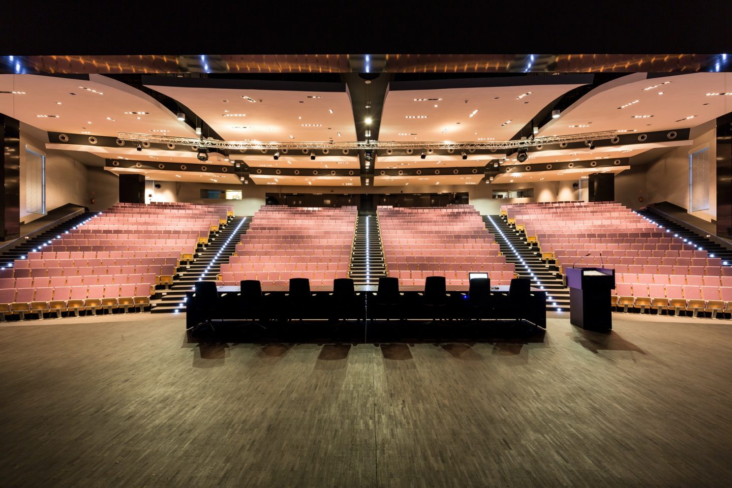 Auditorium With Long Table And Podium E1608772711486.jpg | UTBM